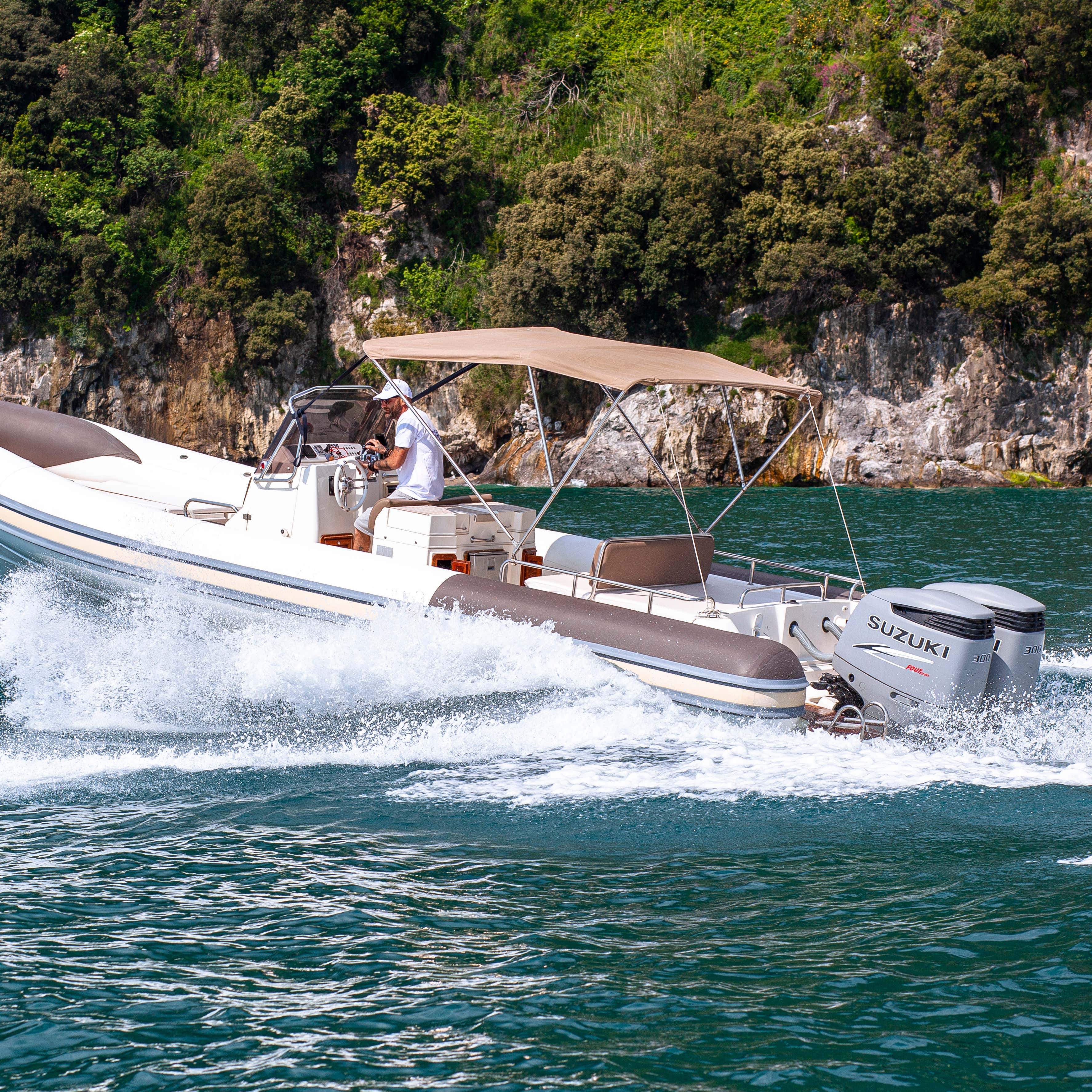 Noleggio gommone con skipper a Salerno – 10 m | Freedome