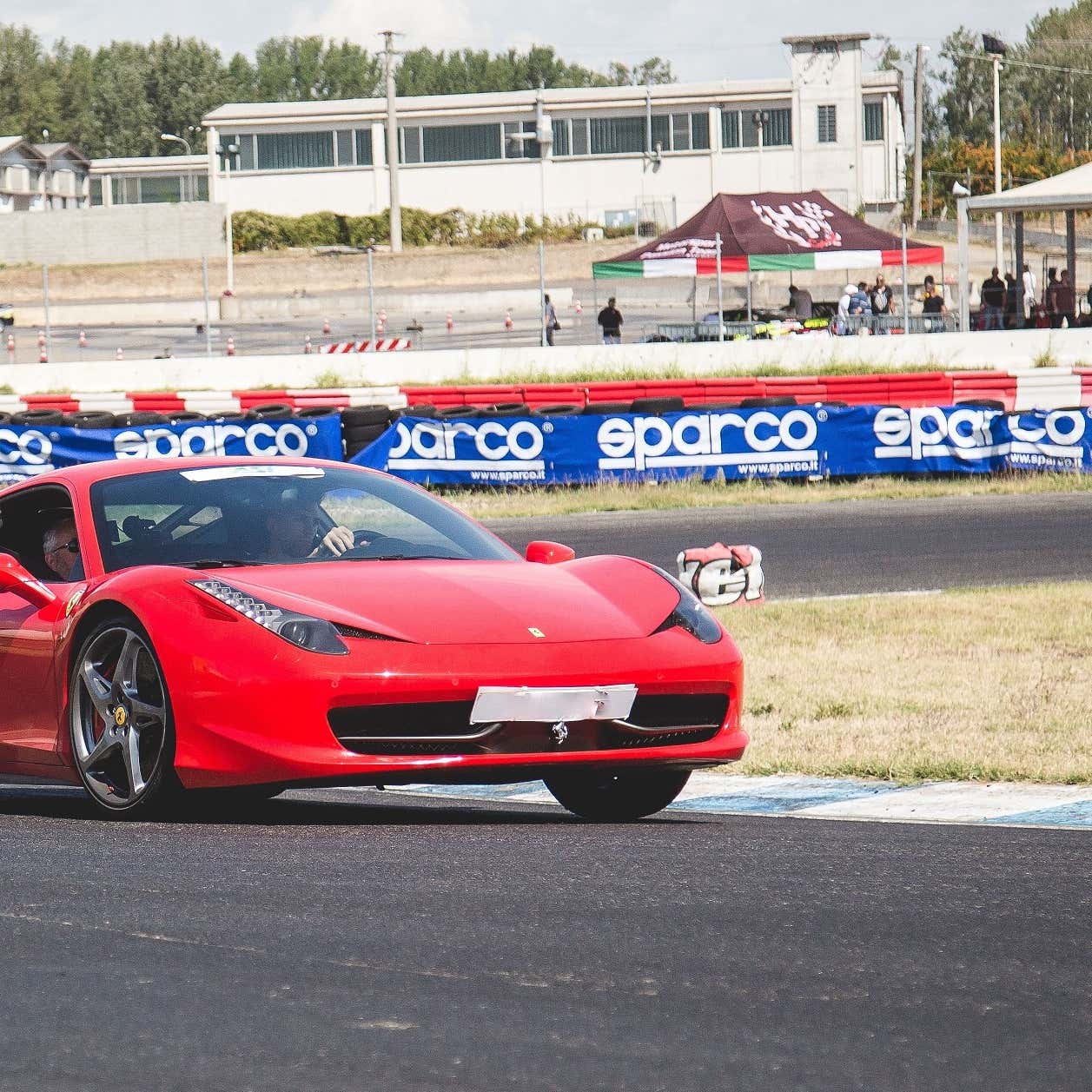 Guida sportiva con Ferrari 458 al Castelletto Circuit | Freedome