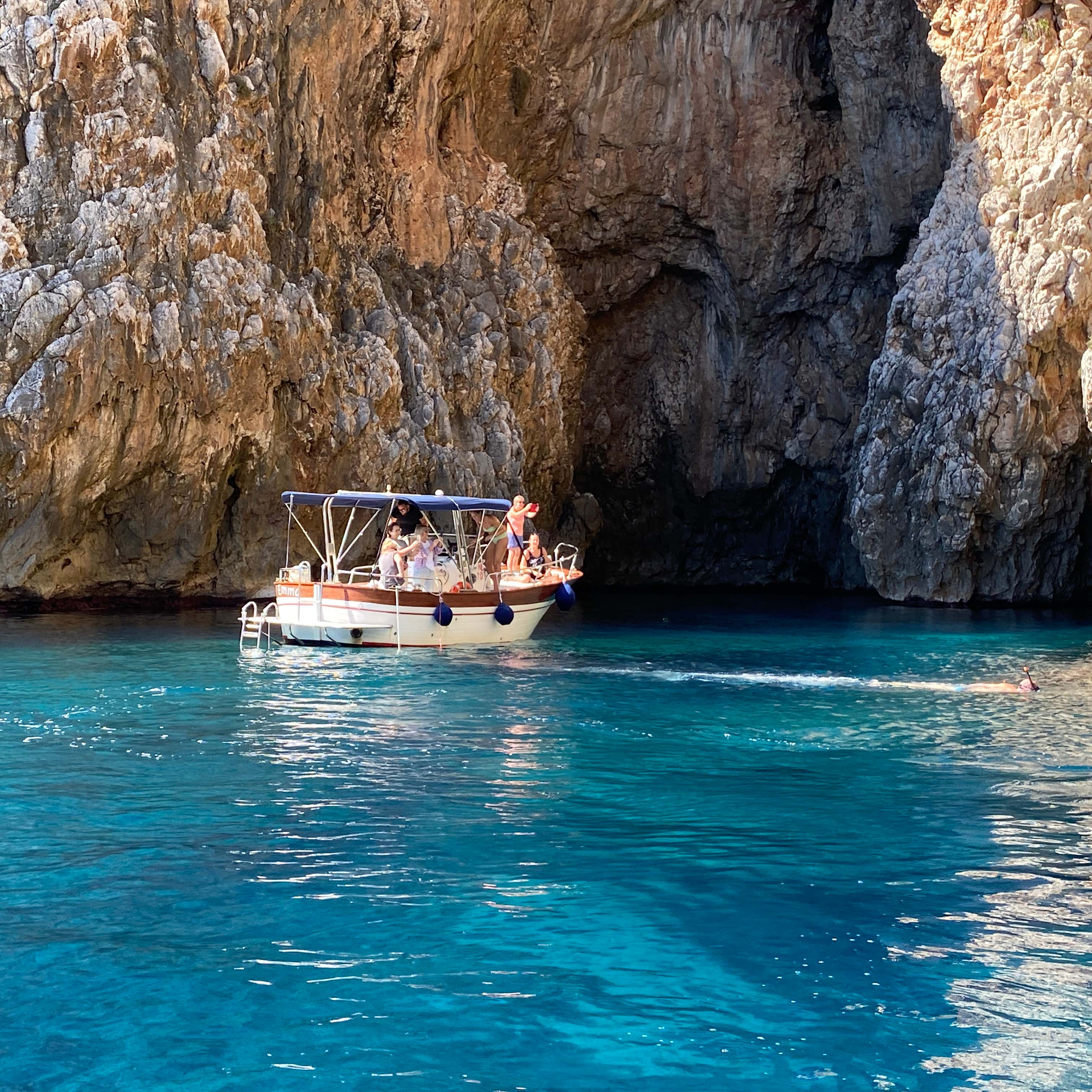 Tour in barca di 3 ore delle grotte del versante adriatico e ionico del ...