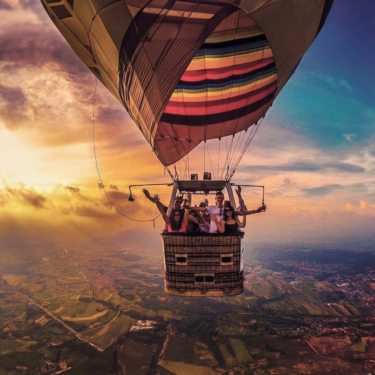 Volo di gruppo in mongolfiera dal Castello di Masino | Freedome