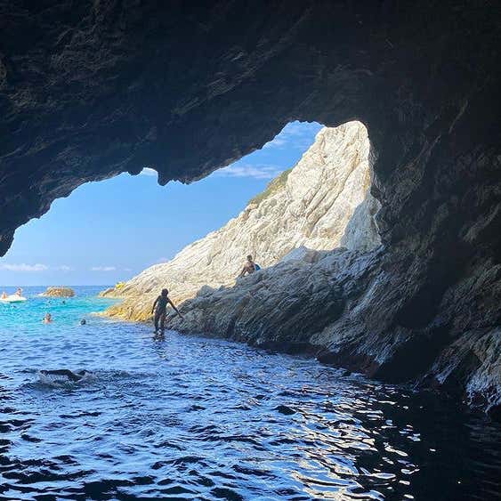 Tour in motonave dell’Isola d’Elba: Relitto di Pomonte e Grotta Azzurra ...