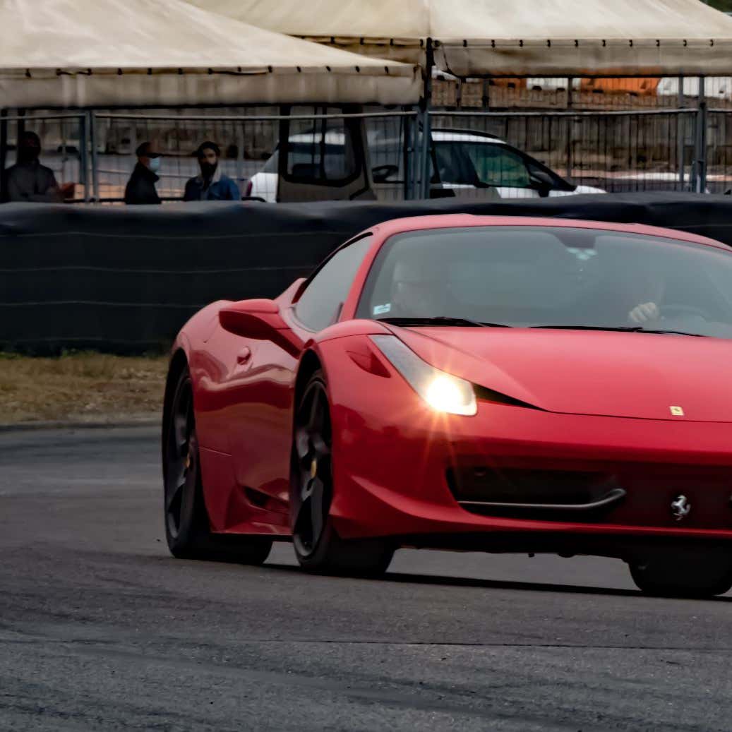 Guida sportiva in Ferrari al Circuito Internazionale di Busca | Freedome