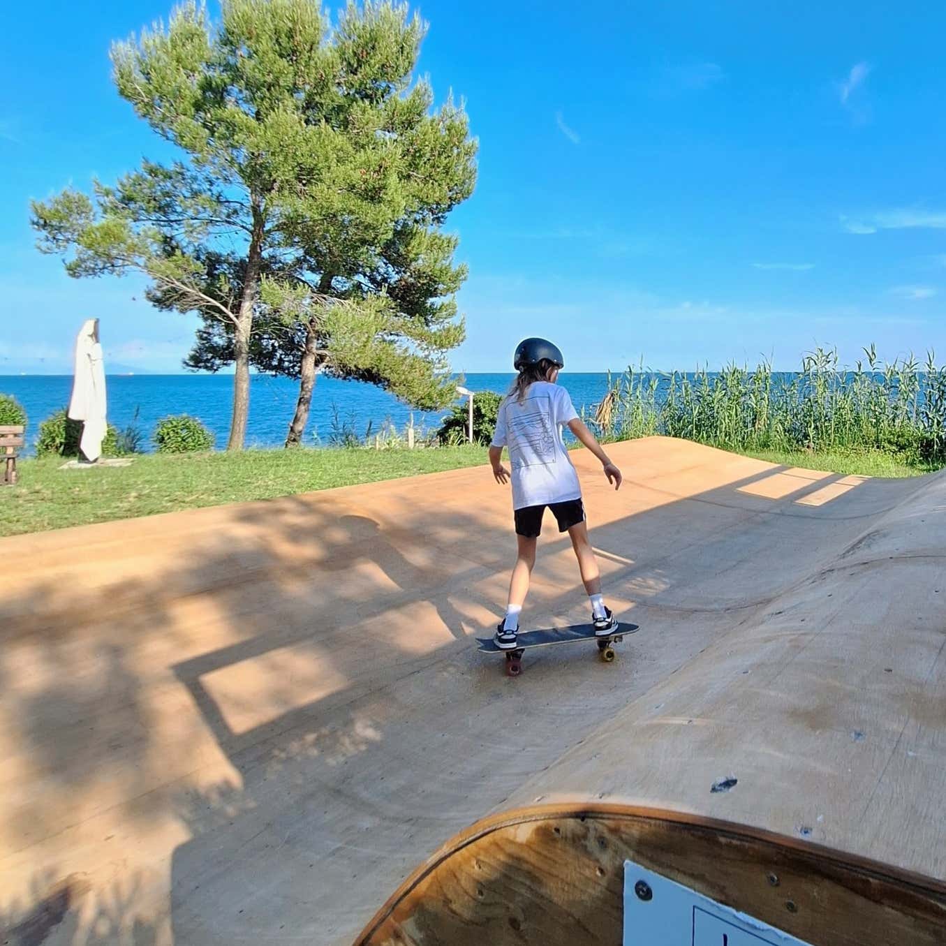 Lezione di surf skate ad Arenzano in provincia di Genova | Freedome