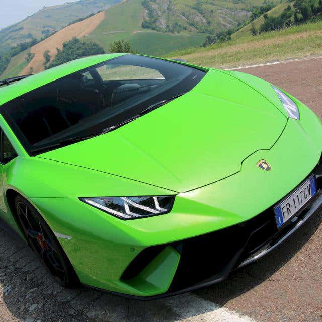Esperienza di guida su strada con Lamborghini Huracan a Maranello ...