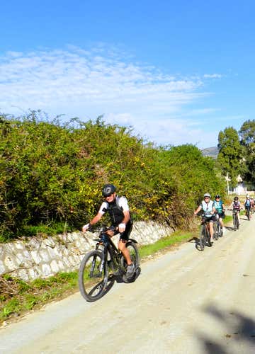 Tour in e-bike tra vigne e mare da Castellammare del Golfo a Scopello ...