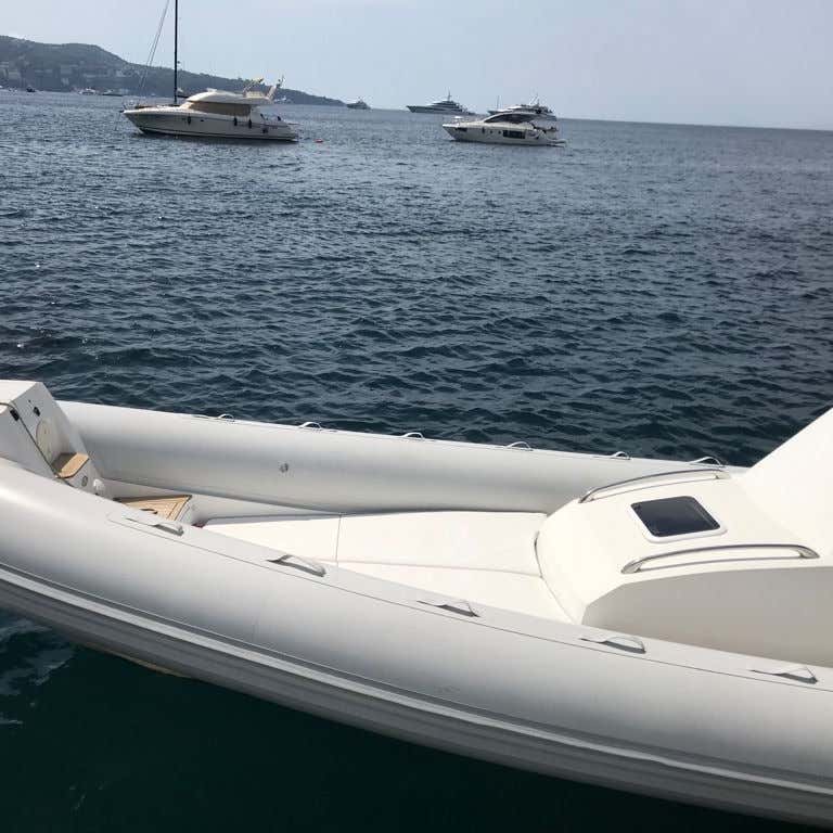 Noleggio gommone con skipper a Sorrento – 10 m, 500 CV | Freedome