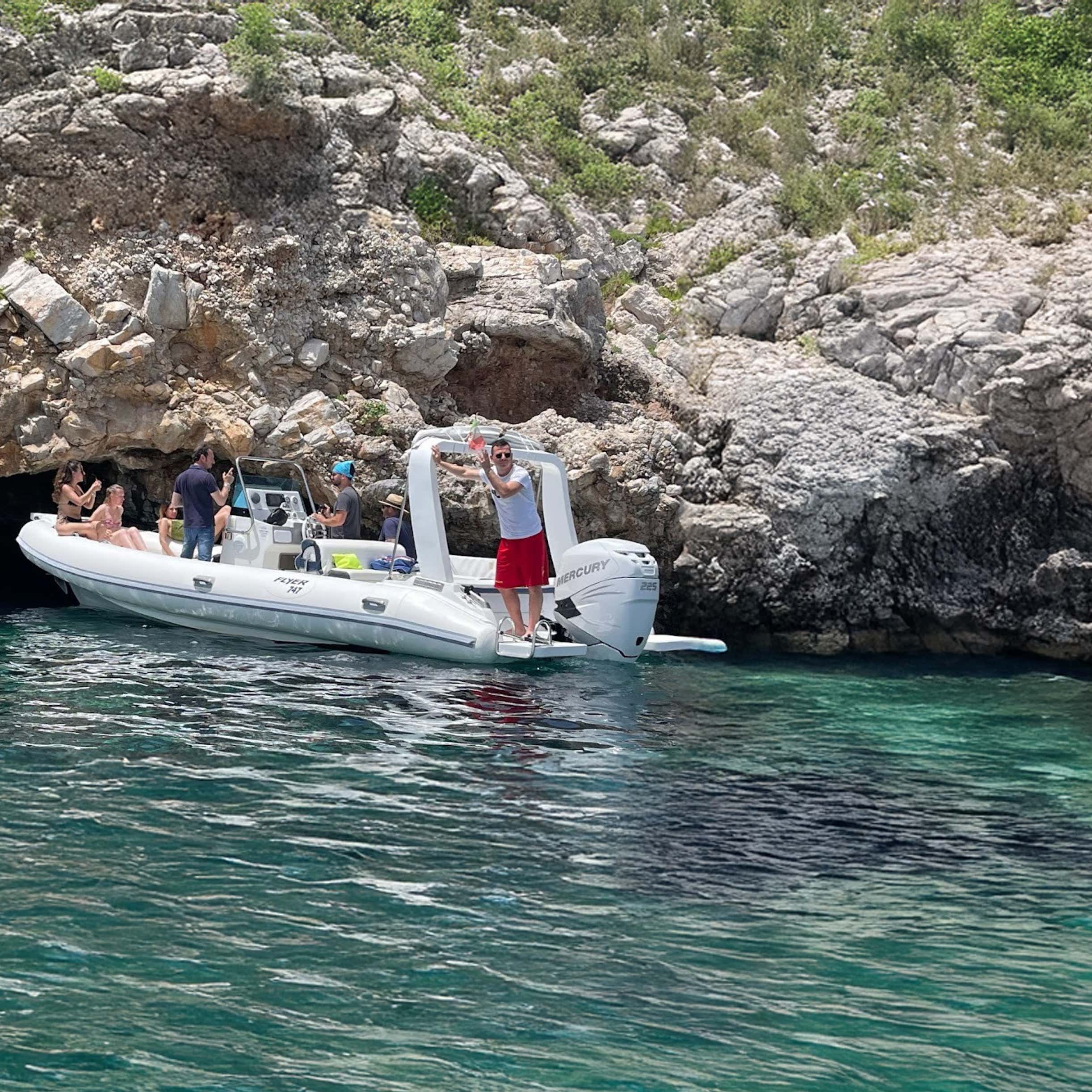Tour in gommone di una giornata a Favignana e Levanzo e brindisi | Freedome