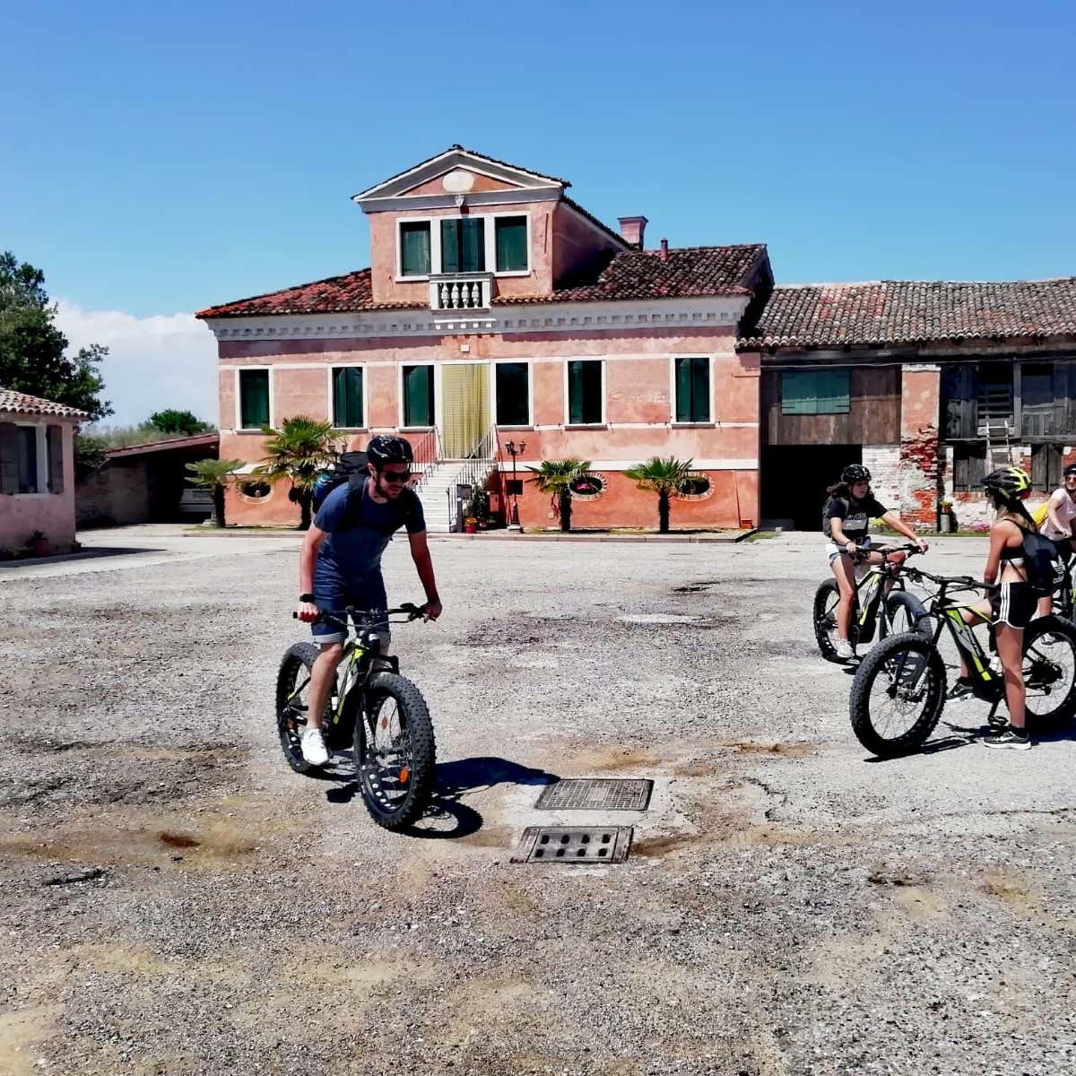 Tour in e-bike alla scoperta della Laguna di Venezia con pranzo | Freedome