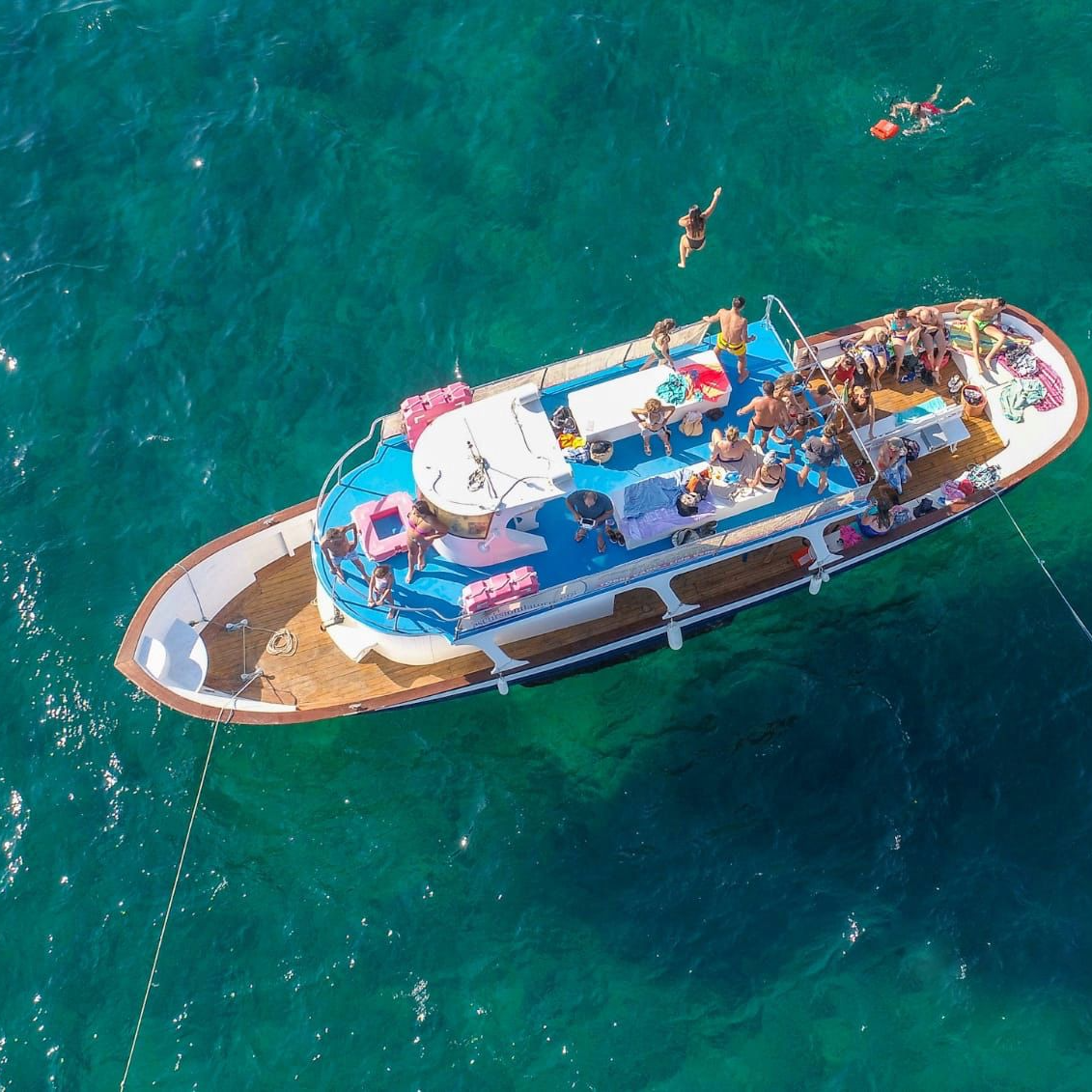 Tour in motonave delle grotte del Salento con aperitivo | Freedome