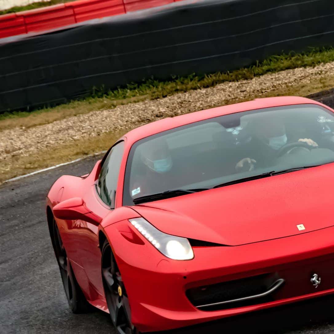 Guida in pista su 2 Ferrari al Circuito Internazionale di Busca (2+2 ...