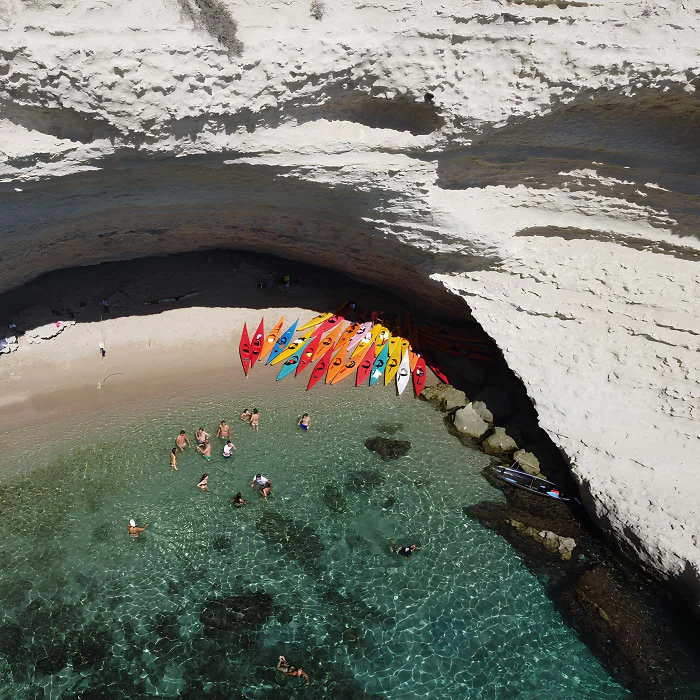 Tour in kayak alla spiaggia segreta di Porto Torres con aperitivo sardo ...