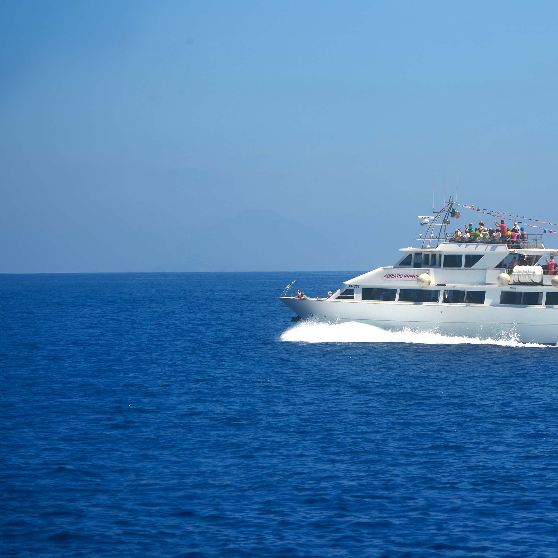Escursione giornaliera in motonave a Lipari, Panarea e Stromboli da ...