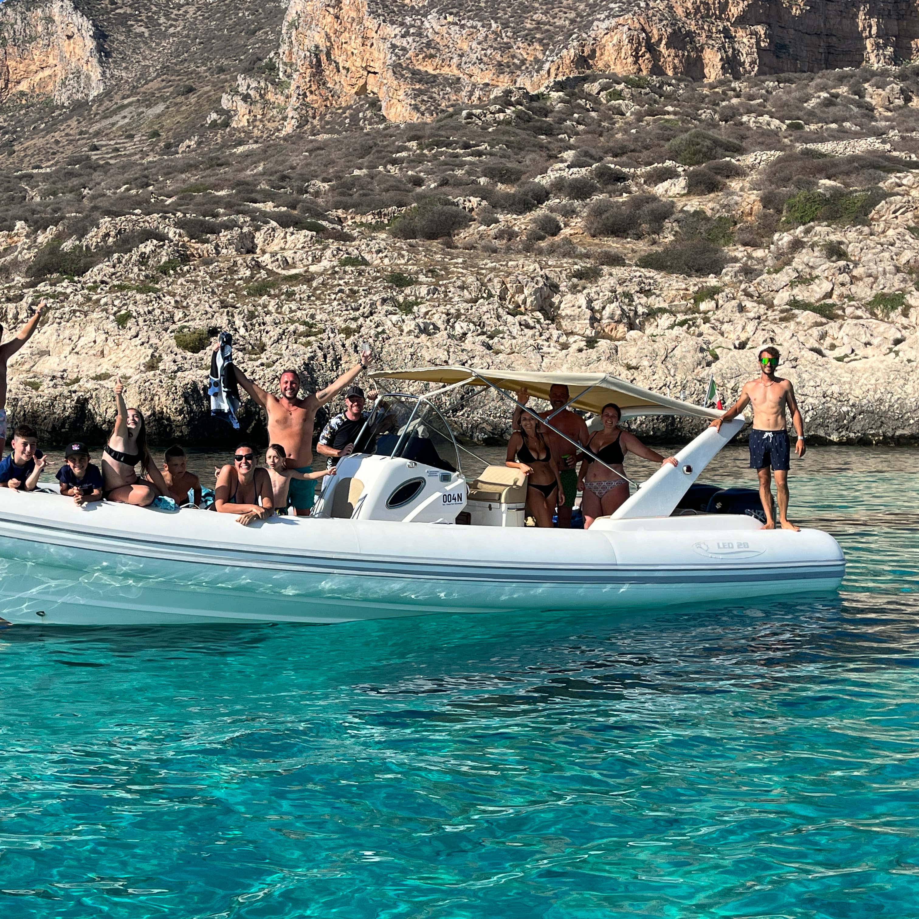 Tour in gommone a Favignana e Levanzo da Marsala con pranzo e aperitivo | Freedome