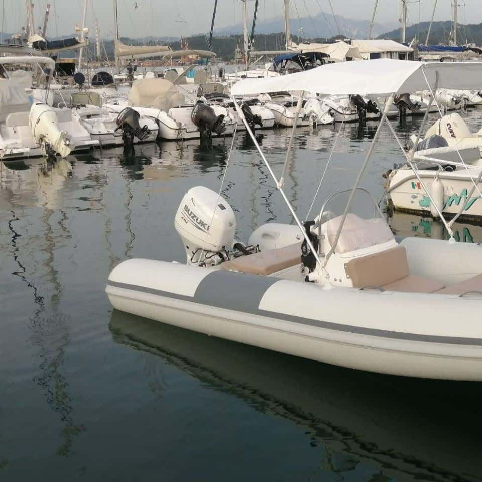 Noleggio gommone a La Spezia – 5,30 m, 40 CV | Freedome