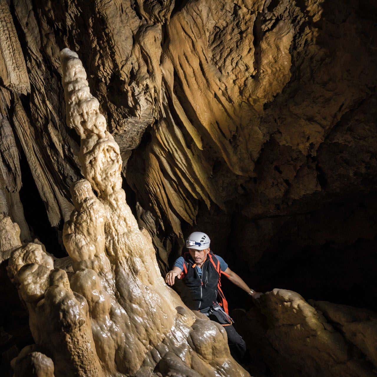 Escursione speleologica nelle Grotte di Equi in Toscana | Freedome