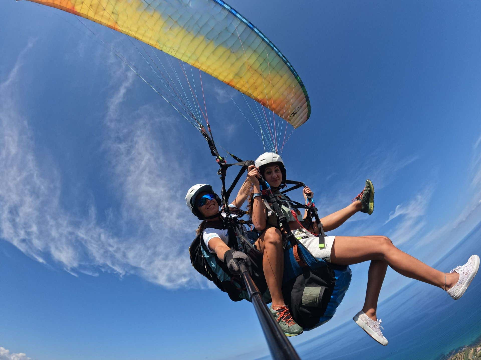 Acrobatic tandem paragliding flight in Castellammare del Golfo | Freedome