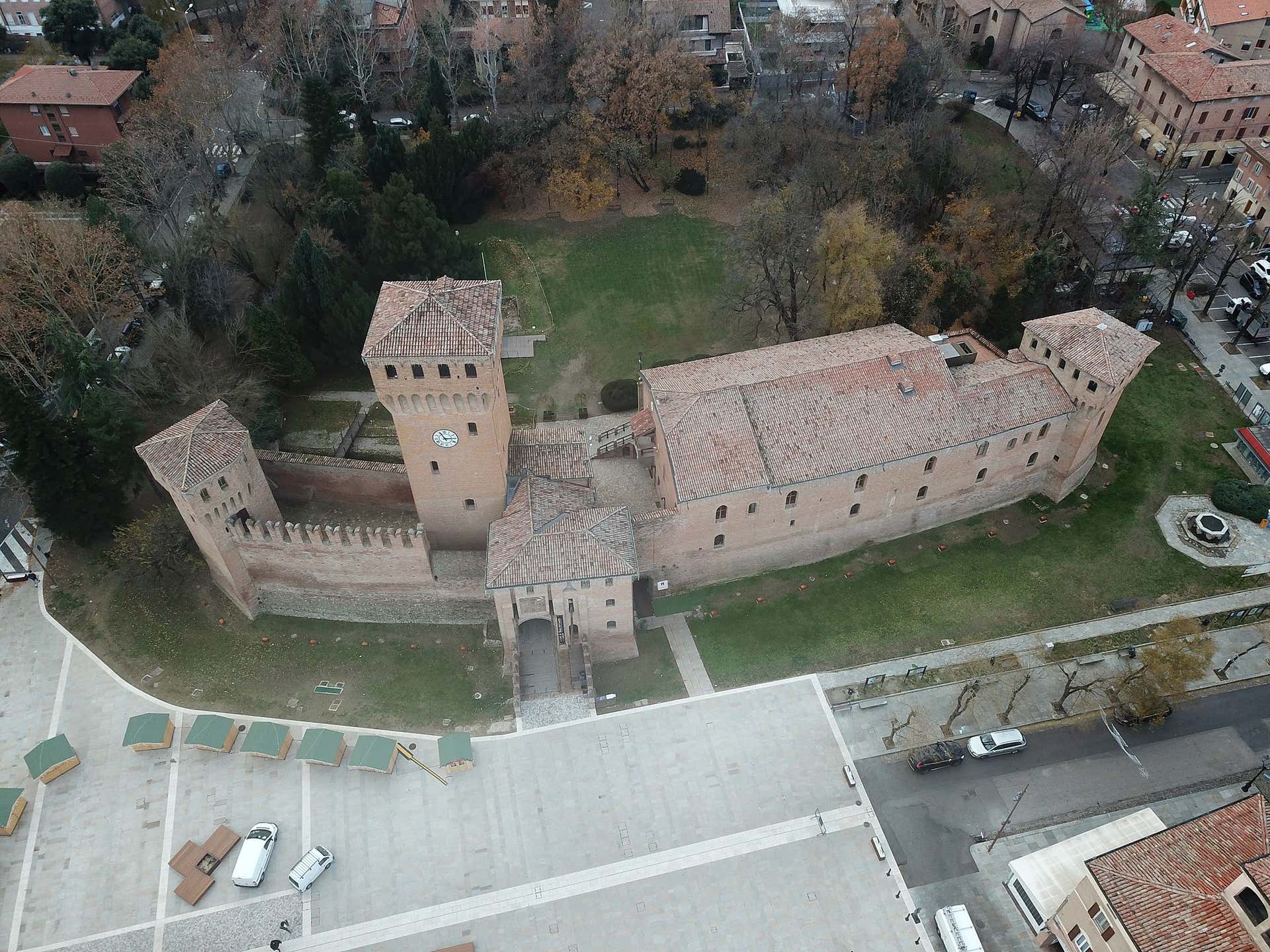 Helicopter flight over the castle of Formigine | Freedome