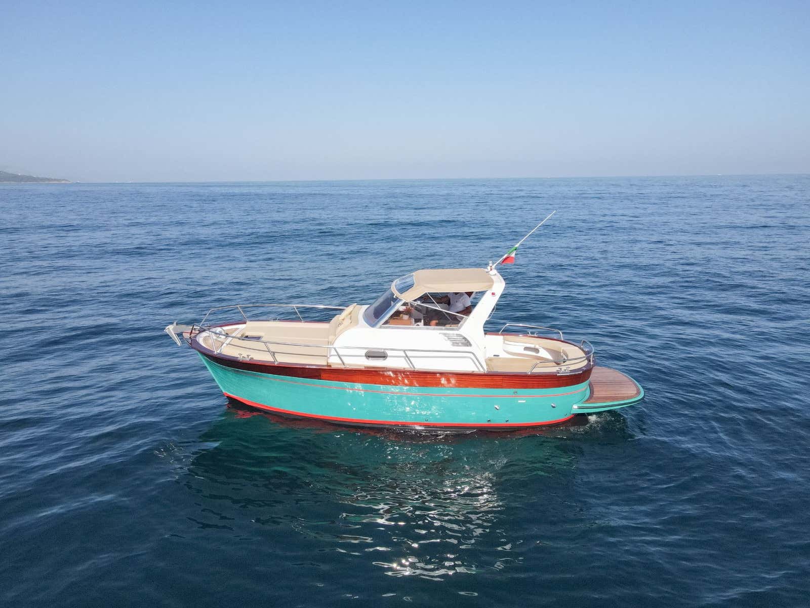 Exclusive day on a Sorrentine gozzo in Capri with aperitif | Freedome